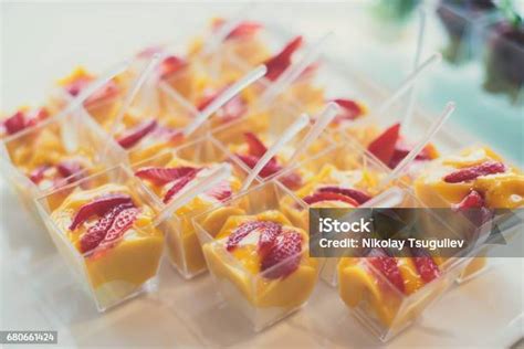 아름 답게 꾸며진 다른 음식 간식과 전채 기업 크리스마스 생일 파티 이벤트 또는 결혼식 축 하에 있는 케이터링 연회 테이블 0명에 대한 스톡 사진 및 기타 이미지 Istock