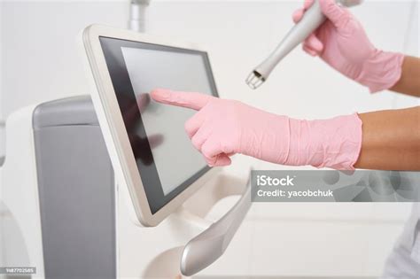 미용 의료의 클리닉의 직원이 레이저 필링 도구를 들고 있다 35 39세에 대한 스톡 사진 및 기타 이미지 35 39세 가꿔주기 개선 Istock