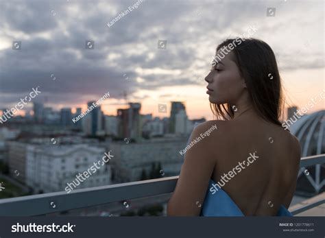 Naked Girl Wrapped Blanket Stands On写真素材 Shutterstock