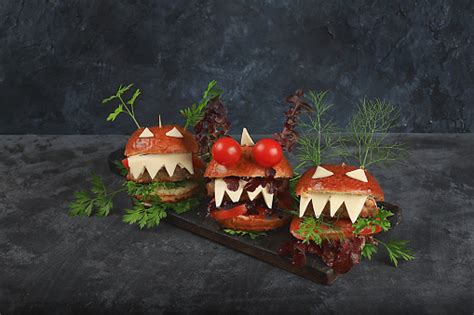 할로윈 음식 개념 신선한 파슬리 잎 토마토 크림 치즈 양파 오래된 콘크리트 배경에 커틀릿을 곁들인 무서운 햄버거 낮은 키 햄버거 류에 대한 스톡 사진 및 기타 이미지