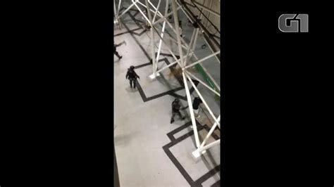 Vídeo Vídeo Mostra Pms Agredindo Torcedores Do Abc Com Golpes De