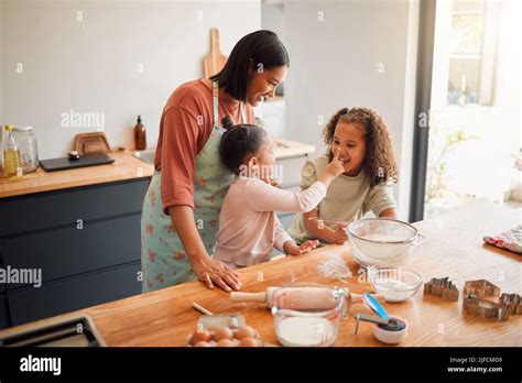 Les Femmes Seulement Heureux M Lange Race Famille De Trois Cuisiner Dans Une Cuisine