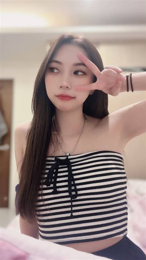 等等你會幫我洗澡嗎？ ：蛤，我們這可以沖澡 要自己洗 不是你幫我洗嗎？ ：我這單純的，浴室在那邊 我去外面都是別人幫洗 ：長照哦 你什麼意思，不要了 我以為你也在開玩笑 所以不是故意的 又損失