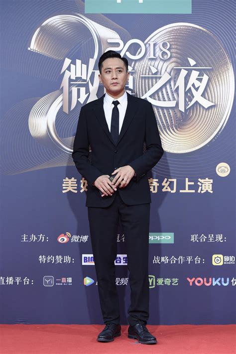 刘烨黑色西装现身微博之夜红毯 儒雅帅气尽显绅士品格 新浪图片