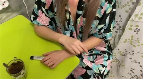 Русская мачеха не смогла устоять увидев член пасынка и занялась с ним сексом