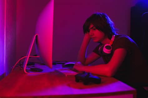 빨간 불빛이 있는 어두운 방에서 데스크탑 Pc로 멀티플레이어 게임을 하는 십 대 소년 게이머에 대한 스톡 사진 및 기타 이미지 게이머 대기 비디오 게임 Istock