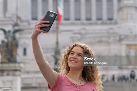 로마 이탈리아에서 자기 초상화 사진을 복용 하는 행복 한 젊은 여자 고대의에 대한 스톡 사진 및 기타 이미지 고대의 곱슬 머리 관광 Istock