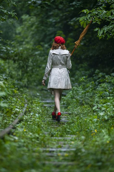 우산을 들고 길을 걷는 여자 사진 Unsplash의 무료 Львівська область 이미지