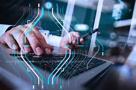 스마트폰 개념으로 나무 책상에 노트북 컴퓨터에 사용 하는 비즈니스 남자 손의 닫습니다 공연에 대한 스톡 사진 및 기타 이미지 공연 과학 그래프 Istock