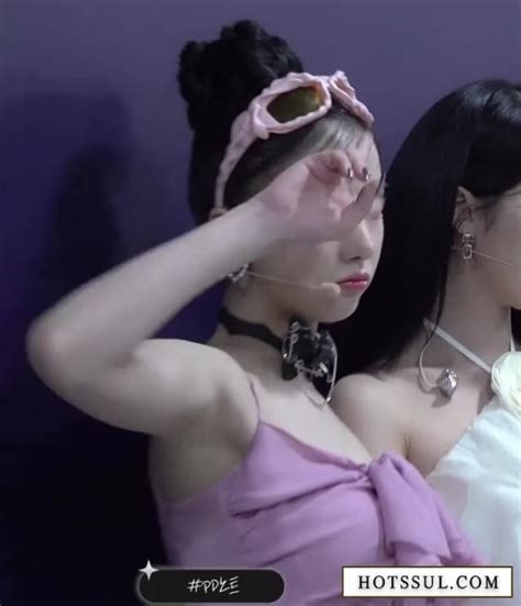 상상하게 되는 입을 벌린 근접샷 비비지 은하