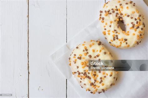 화이트 초콜릿과 캐 러 멜 과자 종이 봉지 판자 나무 배경 Copyspace 템플릿 생일 카드 포스터 평면도에 뿌리와 도넛형 유약 0명에 대한 스톡 사진 및 기타 이미지