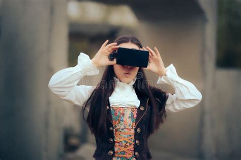 Menina No Traje Com Vidros De Vr No Retrato Do Conceito Da Realidade Virtual Imagem De Stock