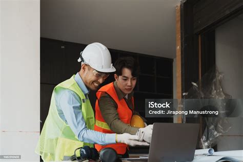 다민족 엔지니어 브레인스토밍 및 비용 추정을 위한 청사진 및 평면도 도면 주택 및 건물의 설계 건축 및 엔지니어링 정보