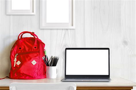 노트북 컴퓨터 사무 용품 책 포스터는 가정에서 또는 스튜디오와 작업 한 현대적이 고 세련 된 공간 데스크 개념을 비웃는 다 0명에 대한 스톡 사진 및 기타 이미지 Istock