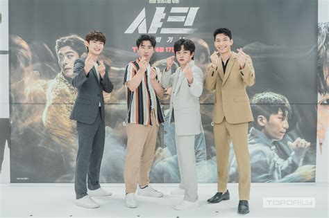 샤크 더 비기닝 자신감 넘치는 포즈