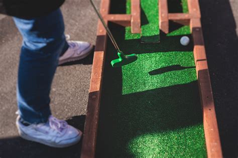 미니 골프 코스 여름 화창한 날에 녹색 인조 잔디에서 미니어처 골프를 치는 과정 골프 클럽 리조트에서 미니 골프를 위한 장비 클럽 및 공 골프에 대한 스톡 사진 및 기타