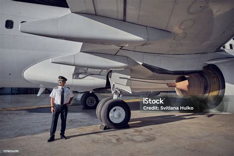 민간 항공기 앞거리를 들여다보는 모자를 쓴 잘생긴 선장 40 44세에 대한 스톡 사진 및 기타 이미지 40 44세 공항 교통수단 Istock