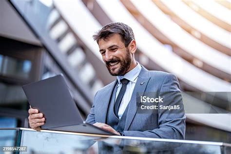 도시 환경에서 노트북으로 작업하는 자신감 넘치는 사업가 긍정적인 감정 표현에 대한 스톡 사진 및 기타 이미지 긍정적인 감정 표현 기업 비즈니스 기업가 Istock