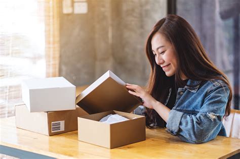 배달 및 온라인 쇼핑 컨셉을 위해 집에서 우편 소포 상자를 수령하고 여는 아시아 여성 개념에 대한 스톡 사진 및 기타 이미지 개념 고객 구매 Istock
