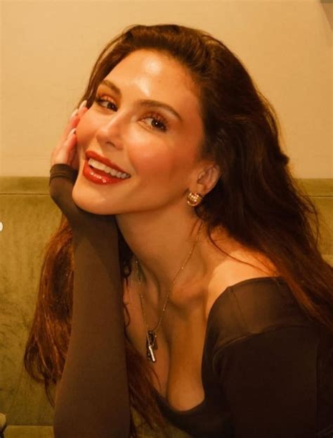 Dilara Aks Yek Ten Nefes Kesen Kas Ov Kusursuz Fizi Ini G Zler N Ne Serdi O Hallerine Be Eni