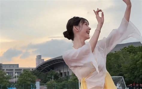 谁会拒绝一个会跳舞的小姑娘呢？操场上从来不缺舞者开学第一舞古典舞校园 是小杠杠 是小杠杠 哔哩哔哩视频