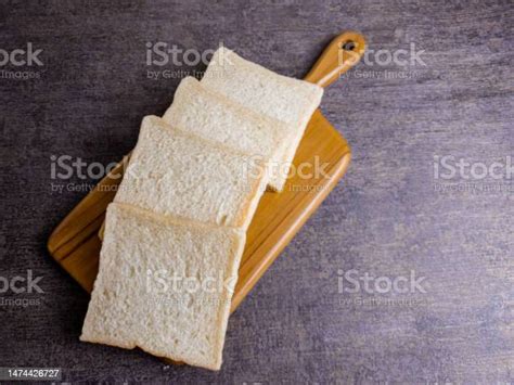 아침 식사와 간식으로 로티 타와르 또는 얇게 썬 흰 빵 덩어리를 닫습니다 0명에 대한 스톡 사진 및 기타 이미지 0명 갈색 건강한 생활방식 Istock