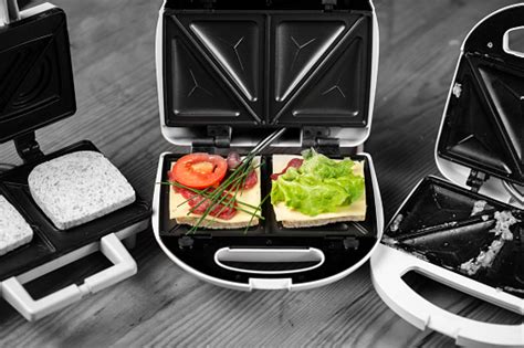 흑백 배경에 샌드위치 메이커에 햄과 허브를 곁들인 식욕을 돋우는 샌드위치 건강한 식생활에 대한 스톡 사진 및 기타 이미지 건강한 식생활 겨자 굽기 Istock