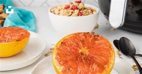 흰색 세라믹 접시에 얇게 썬 오렌지 과일 사진 Unsplash의 무료 그레이프프루트 이미지