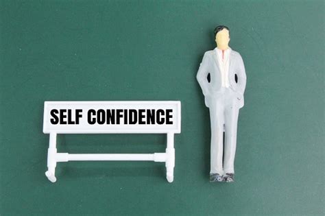 미니어처 사람들과 Self Confidence라는 단어가 적힌 두 개의 색종이 0명에 대한 스톡 사진 및 기타 이미지 0명 감정 개발 Istock