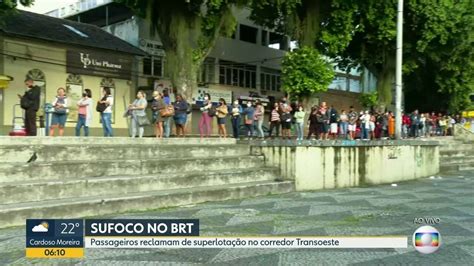 Passageiros Enfrentam Fila Grande Na Estação Santa Cruz Do Brt Bom