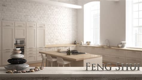 조약돌 균형 및 3d 글자 단어 풍수를 만드는 나무 빈티지 테이블 선반 흐리게 나무 세부 선 컨셉 인테리어 디자인 현대 산업 나무로 되는 부엌 Feng에 대한 스톡 사진 및