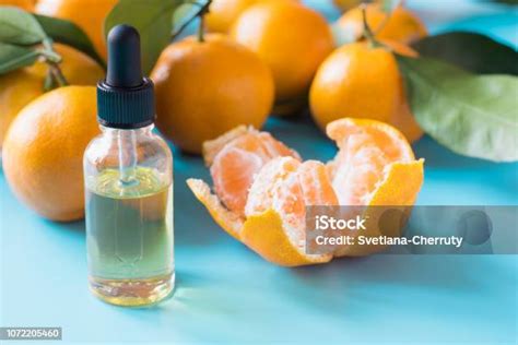 파스텔 블루 배경 위에 유리 병에 오렌지 만다린의 에센셜 오일 스킨케어 개념입니다 0명에 대한 스톡 사진 및 기타 이미지 0명 감귤 감귤류 과일 Istock