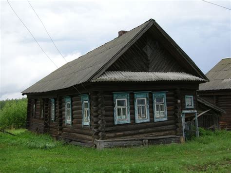 Старый деревенский дом в осеннем пейзаже