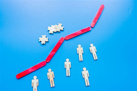 성장 막대 차트 파란색 배경과 텍스트 공간에 격리 된 나무 막대기로 만든 그래프 다이어그램 비즈니스 진행 전략 영업 및 마케팅 개념 개념에 대한 스톡 사진 및 기타 이미지