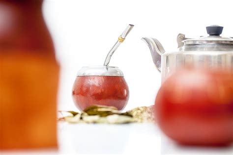 드라이 메이트 차 와 코카잎 주위에 아름다운 칼라바시 고드 과 예르바 마테 음료 설정 와 주전자 스톡 사진 0명에 대한 스톡