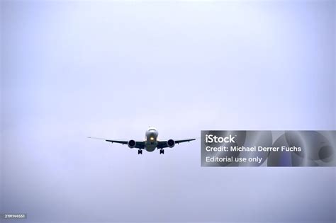구름 낀 가을날 스위스 취리히 클로텐 공항에 착륙하는 스위스 에어버스 여객기의 정면 모습 0명에 대한 스톡 사진 및 기타 이미지 0명 Airbus 가까이 옴 Istock