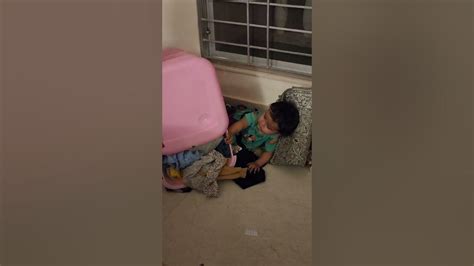 ایمان فاطمہ اپنے الماری سے کپڑے نکال کر بابر پھینک رہی تھی کہ الماری