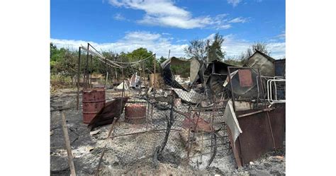 Изгоряха три временни постройки във вилната зона край Хисаря Снимки