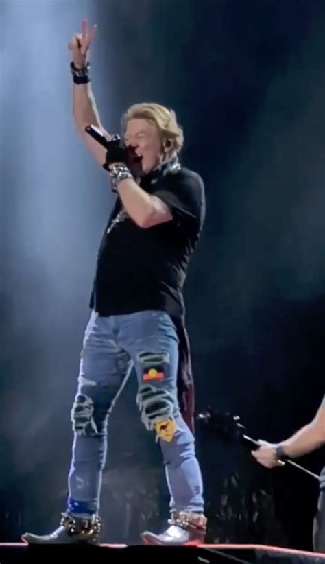 Guns N Roses Singer Axl Rose To Stop Throwing Microphone In Wake Of