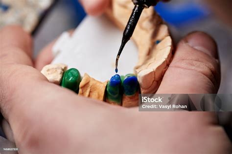 치과 기공사 치과 의사 남자는 왁스로 실험실에서 의치를 가지고 일하고 있습니다 Stem 주제에 대한 스톡 사진 및 기타 이미지 Stem 주제 개체 그룹 건강관리와