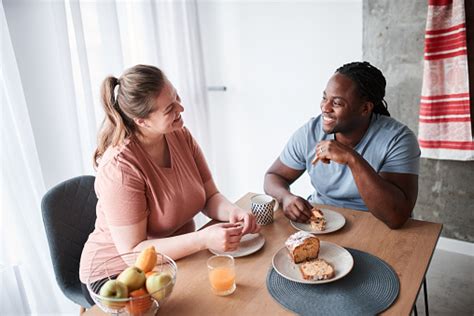 부엌에 앉아 케이크를 먹는 동안 아침 식사 중에 이야기하는 커플 2명에 대한 스톡 사진 및 기타 이미지 2명 30 34세 35 39세 Istock