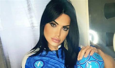Marika Fruscio Spogliarello Per Il Suo Napoli Video