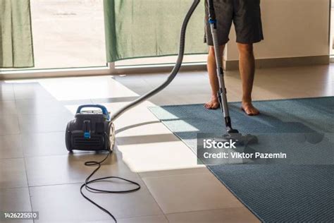카펫을 진공 청소기로 청소하는 남자의 샷 나는 방 집안일 가사 집안일에 대한 스톡 사진 및 기타 이미지 가사 집안일 가정 생활 거실 Istock