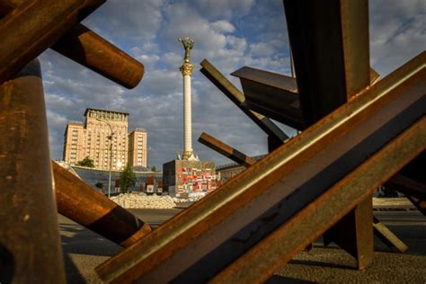 Две лица загинаа во Киев и едно во руската област Ростов во воздушни напади