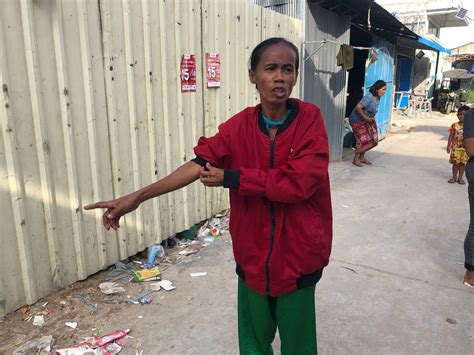 បុរស២នាក់អង្គុយផឹកជាមួយគ្នា