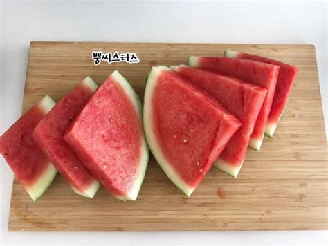 여름 과일의 꽃 수박 자르는 방법
