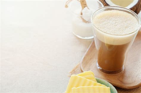 방 탄 커피 유기농 풀을 먹이 버터 및 Mct 코코넛 오일 Paleo Keto Ketogenic 음료 아침 식사 혼합 갈색에 대한 스톡 사진 및 기타 이미지 Istock
