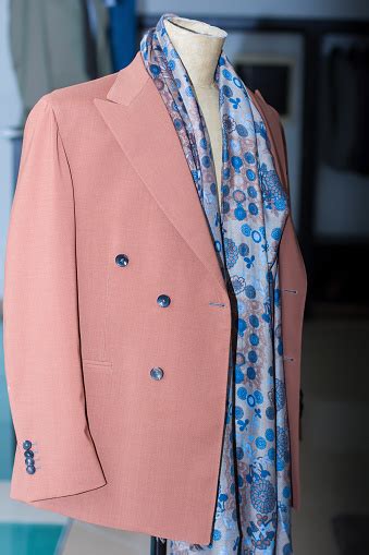 재단사가 게에서 여자와 재킷을 선택 하는 테일러 드 슈트 컨셉 테일러 링 사업가 사업가 우아함 0명에 대한 스톡 사진 및 기타