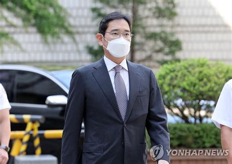 법정 향하는 이재용 부회장 연합뉴스