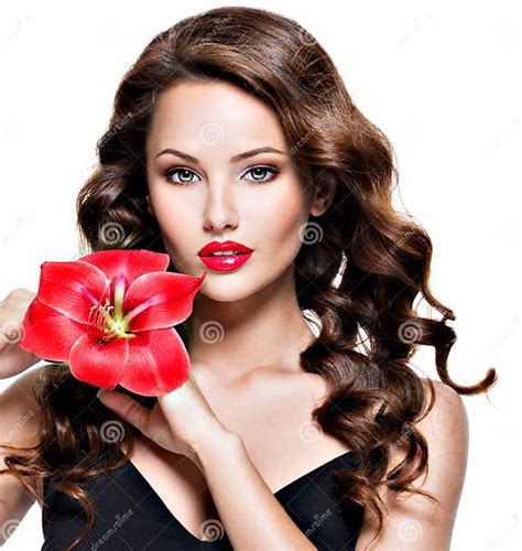 Красивая взрослая девушка с яркими красными губами и цветком около Fa Стоковое Изображение